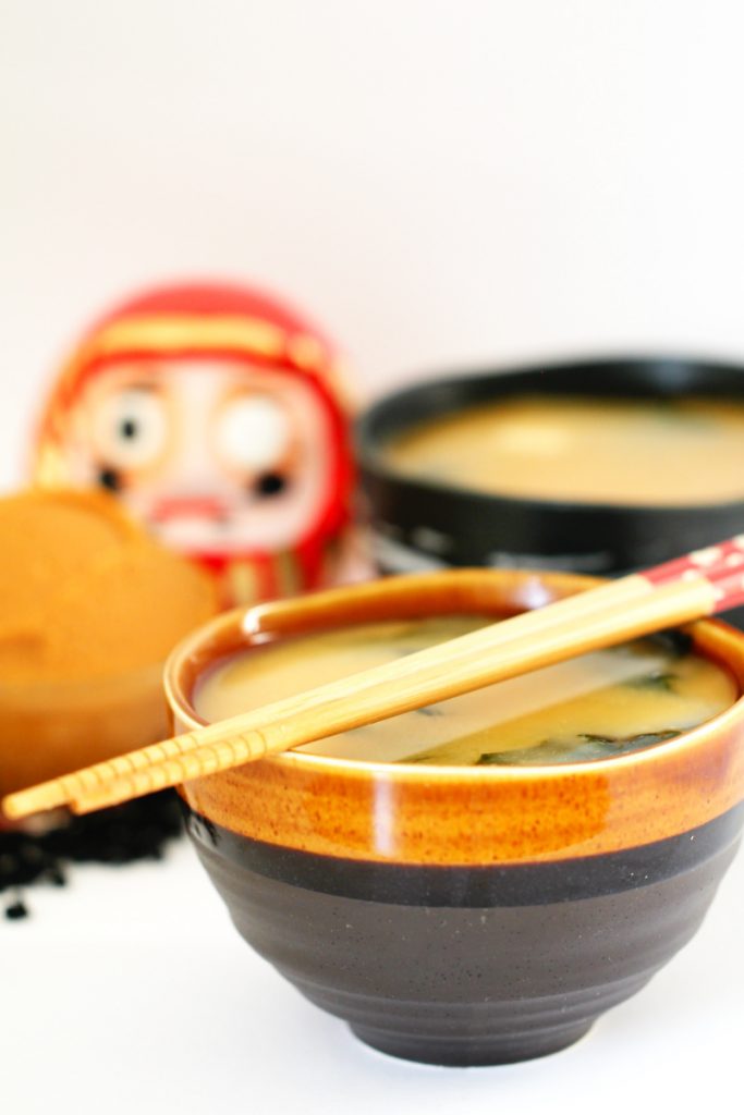 Misoshiru – Miso-Suppe mit Wakame & Tofu [das allerbeste Grundrezept]
