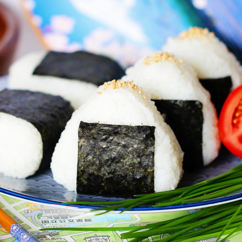 Onigiri mit Lachs [schnell & einfach] [leichtes Rezept mit Bildern]
