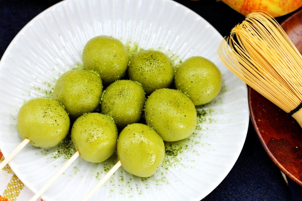 Matcha Dango mit grünem Tee & süßem Sirup » REZEPT