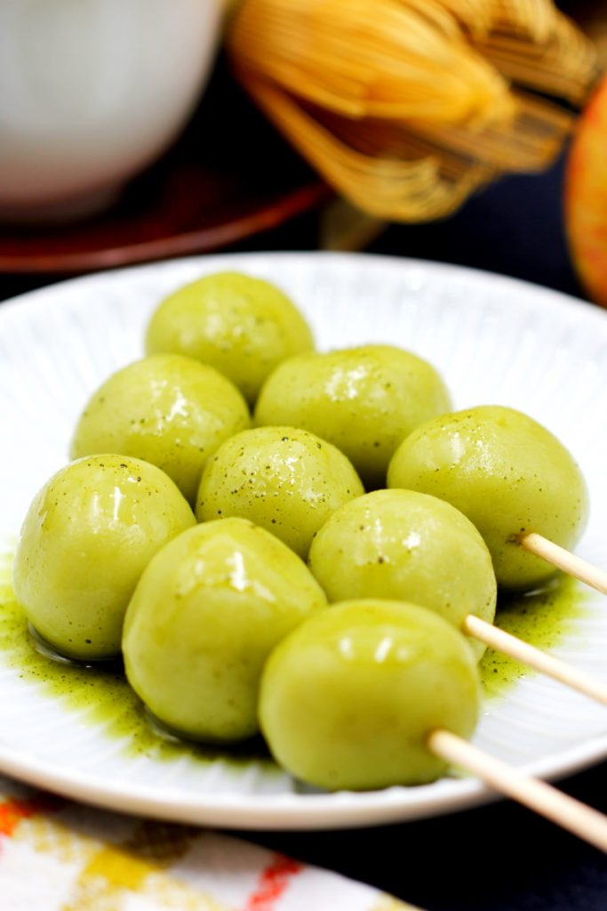 Matcha Dango mit grünem Tee & süßem Sirup » REZEPT
