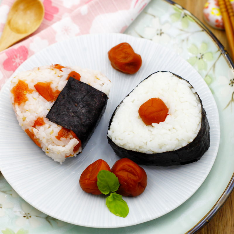 Onigiri mit Ume: Reisbällchen mit japanischer Pflaume » REZEPT