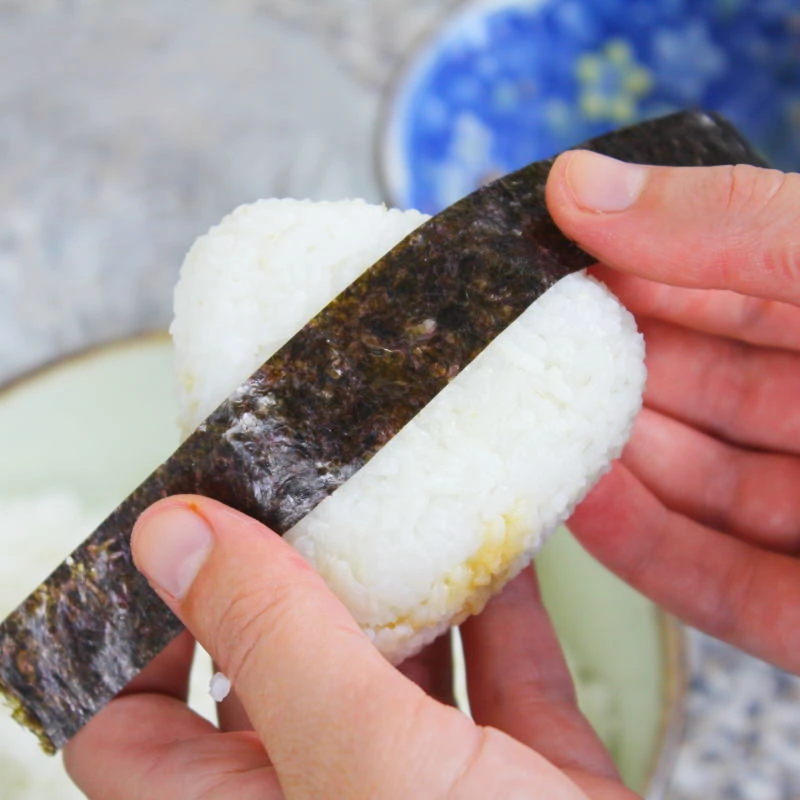 Tsukudani Onigiri mit Kombu Algenfüllung » REZEPT