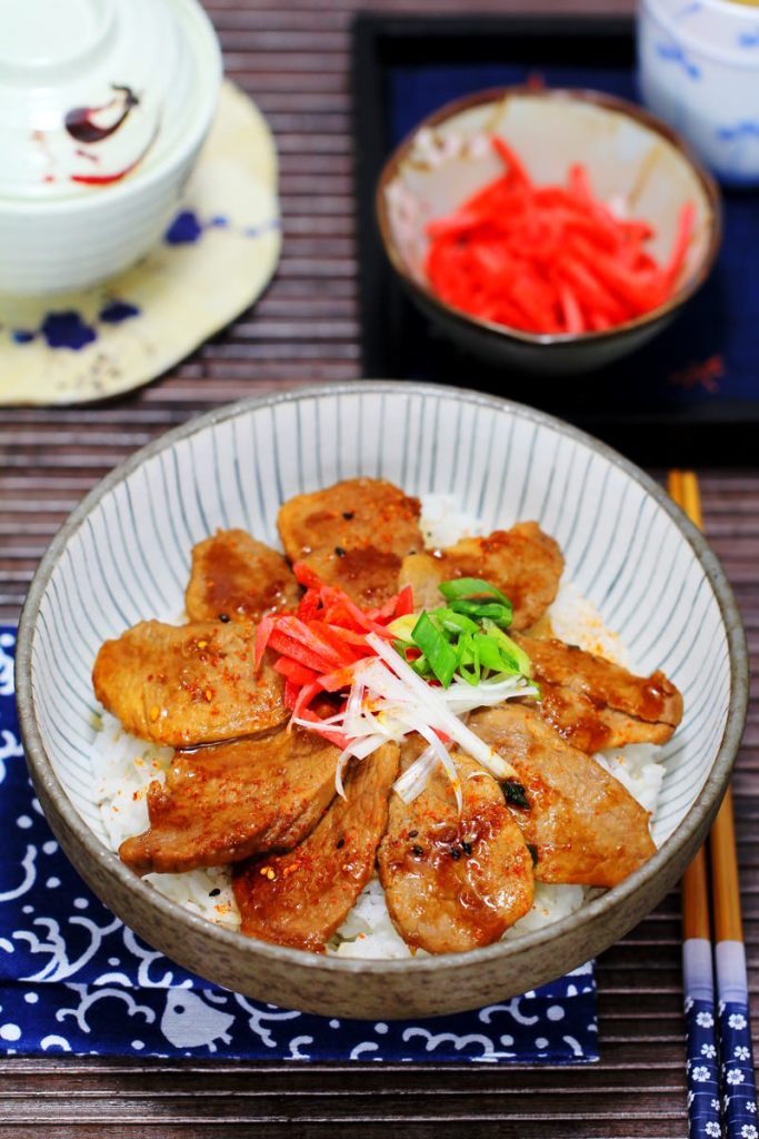 Butadon | Pork Bowl mit saftigem Schweinefleisch » REZEPT